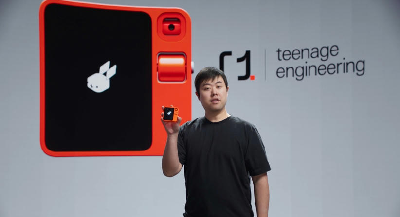 CES 2024 : Rabbit R1, l’assistant intelligent qui réussit là où Siri a ...